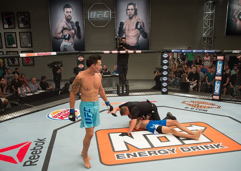 Thành Lê thắng knock-out sấm sét tại UFC, McGregor bật dậy tán thưởng