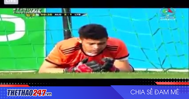 VIDEO: Hậu bối của Riyad Mahrez gây họa vì 'giày thủng'